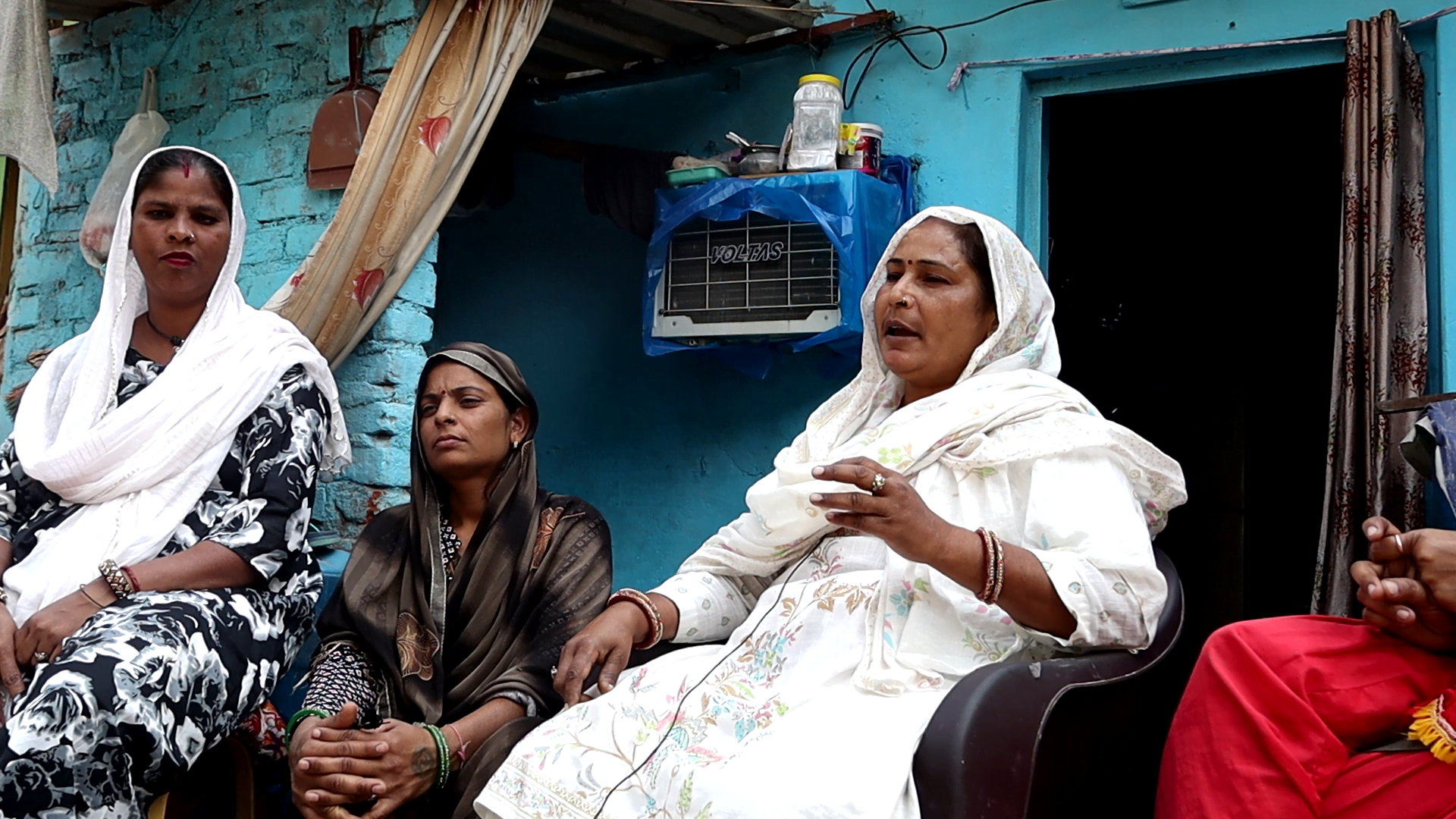Behind The Scenes Of 'Urban' Delhi: A Tale Of Water And Life In Kusumpur Pahadi | Feminism in India